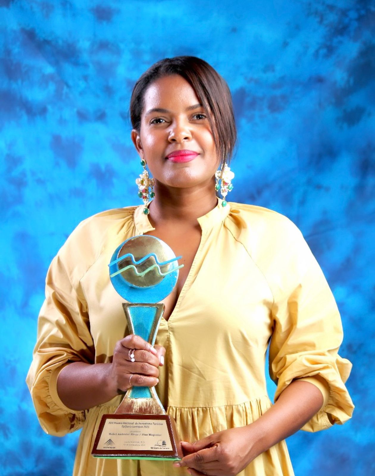Mabel Andreiny Elena recibe premio a Plus Magazine, revista turística ...