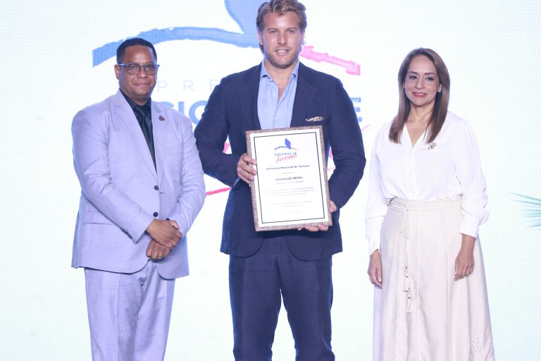 LEONARDO WEHE ES RECONOCIDO COMO EMPRESARIO DEL AÑO EN EL PREMIO ...